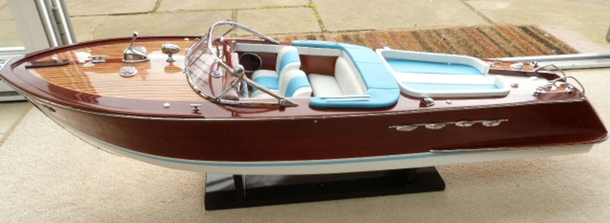 Iconic Auctioneers | Riva Aquarama Special scale model boat.-Sold