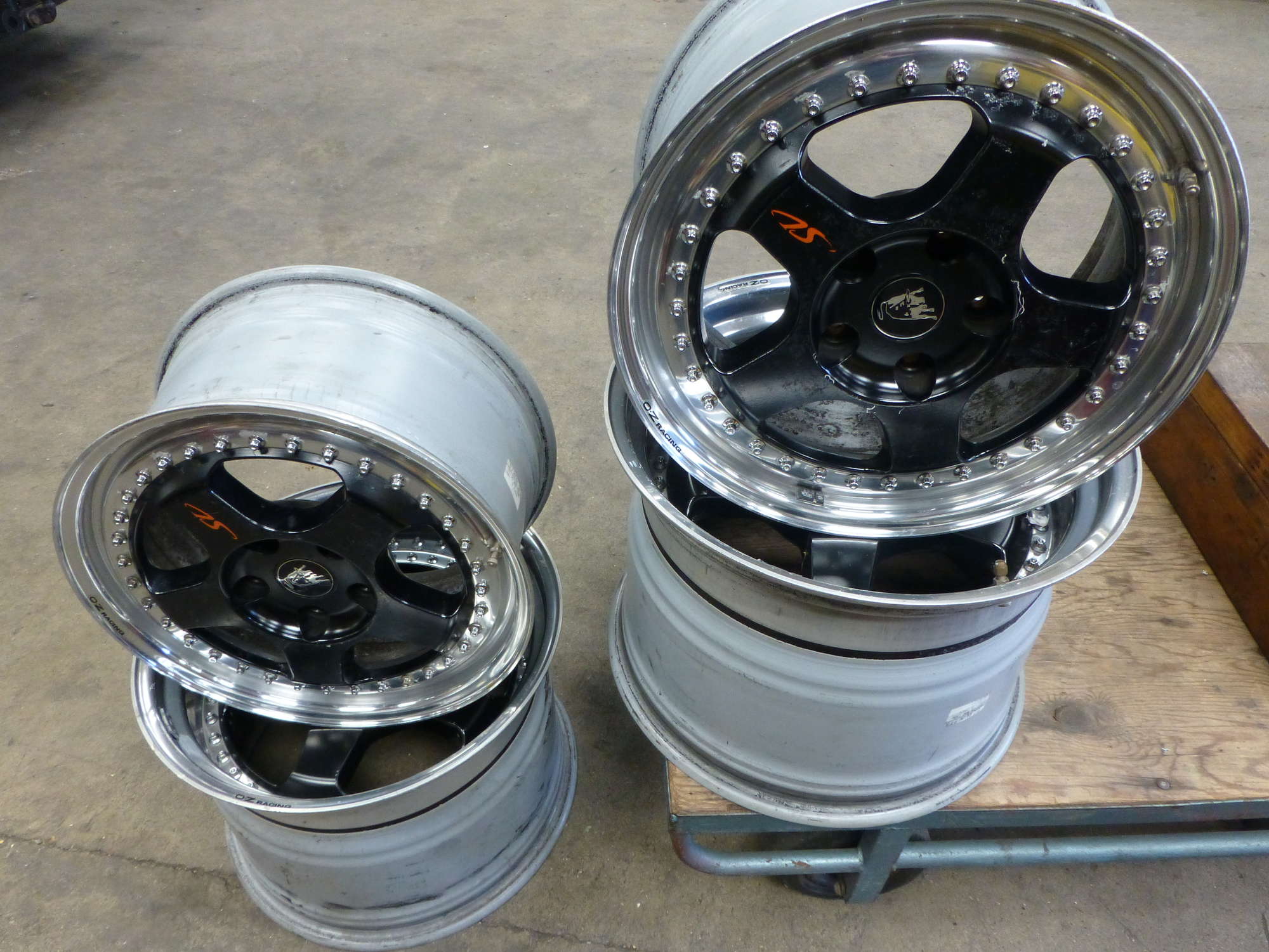 Iconic Auctioneers | Lamborghini Diablo SV wheels x 4-Sold