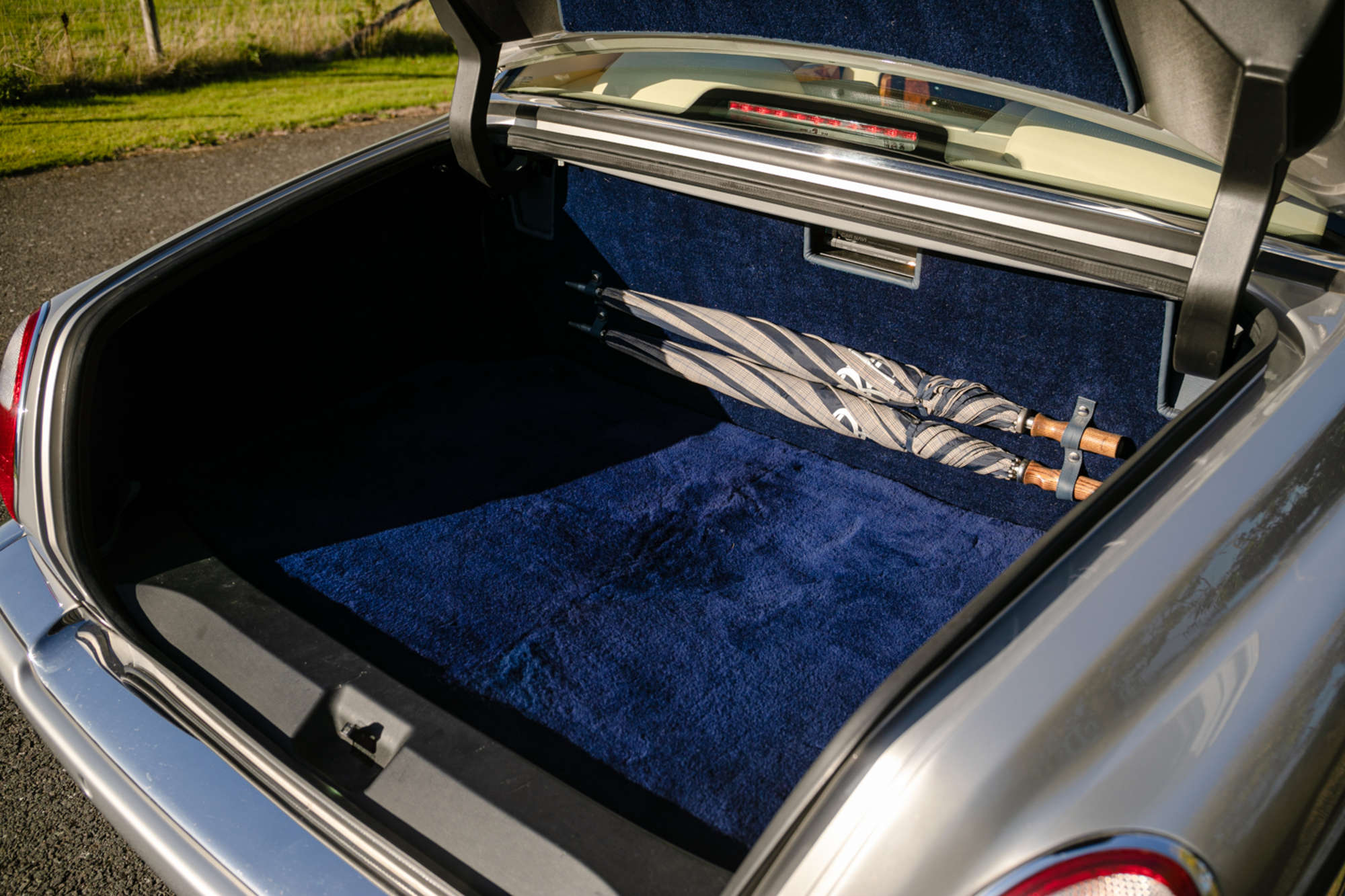 Iconic Auctioneers | 2001 Rolls-Royce Silver Seraph-Sold